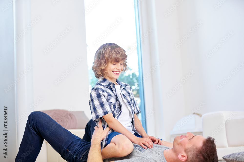 Vater und Junge toben und haben Spaß Stock Photo | Adobe Stock