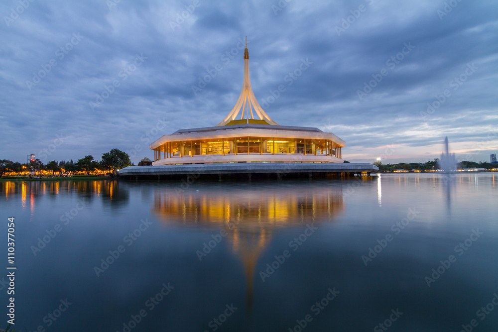 Suanluang RAMA IX / public beautiful building curve in the lake park in ...