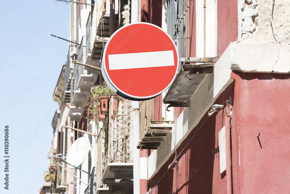 Cartello stradale stradale su contesto urbano che indica divieto d ...