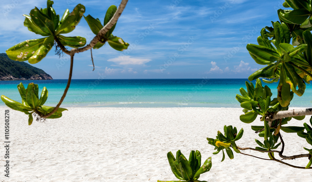Sicht auf den Strand mit türkisem Wasser in Malaysia foto de Stock ...
