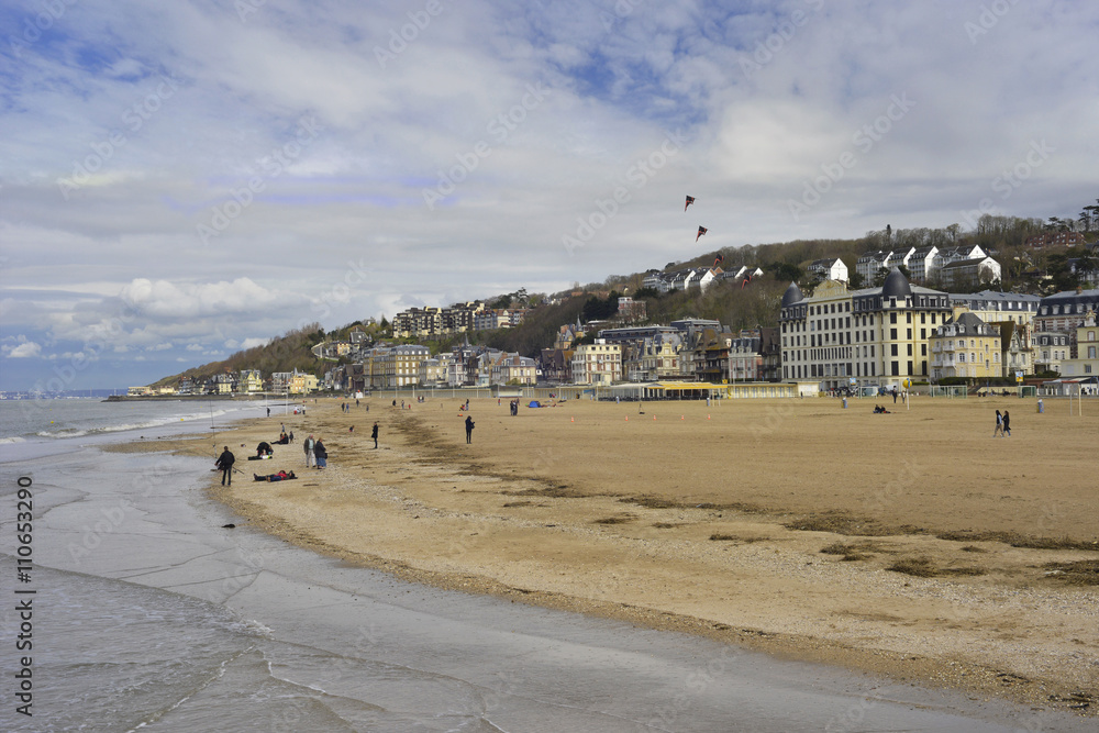 La plage de Trouville-sur-Mer (14360), département du Calvados en ...