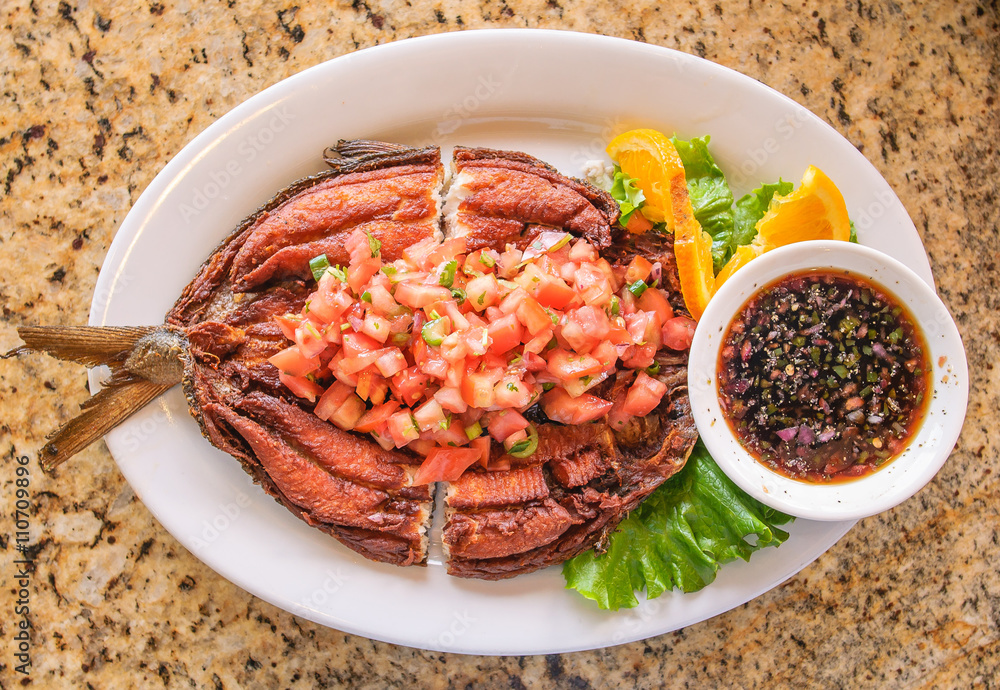 Fotografía Deep Fried Marinated Milkfish (Bangus) with garlic vinegar ...