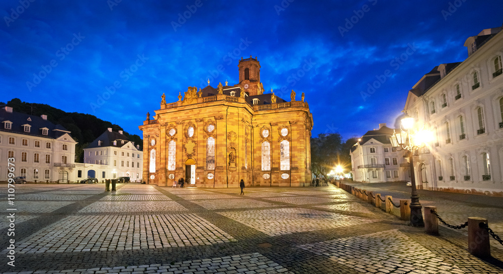 Saarbrücken – Ludwigskirche beleuchtet abends – Nacht der Kirchen ...