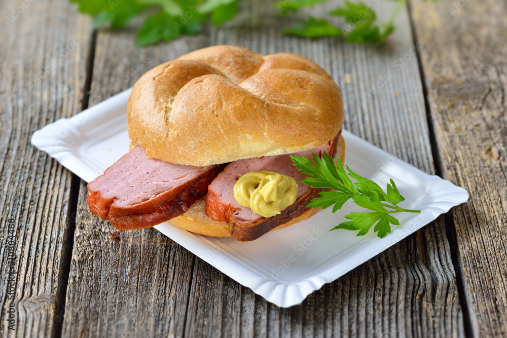 Streetfood bayerisch: Warme Leberkässemmel mit Senf auf Pappteller ...