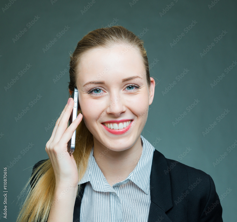 Frau telefoniert Stock-Foto | Adobe Stock