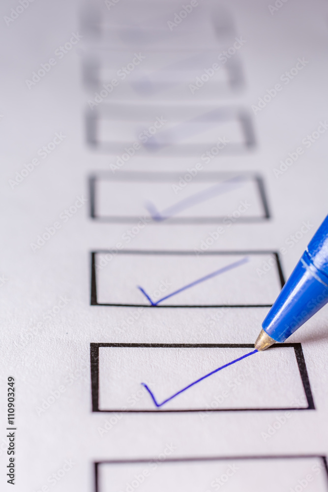 Liste abhaken im Rahmen des Controlling Stock-Foto | Adobe Stock