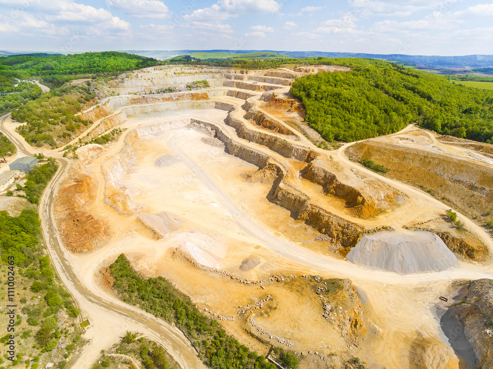 Foto de Biggest Czech limestone quarry Devil's Stairs - Certovy Schody ...