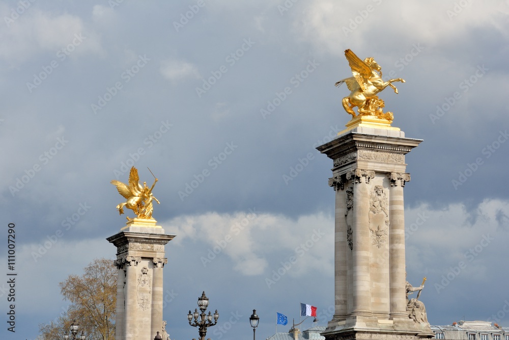 Pylônes des renommées du pont Alexandre III sur la Seine à Paris Stock ...