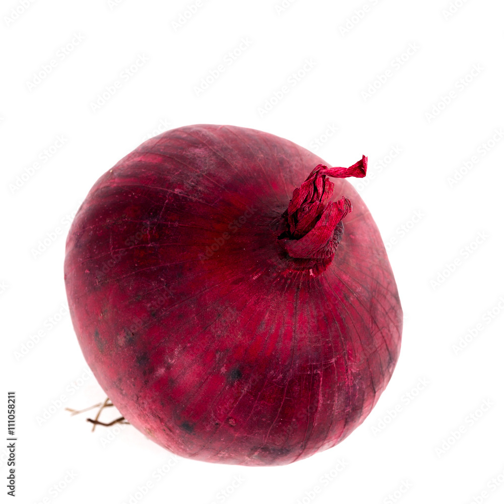 oskalad och hel röd lök isolerad mot vit bakgrund Stock-Foto | Adobe Stock