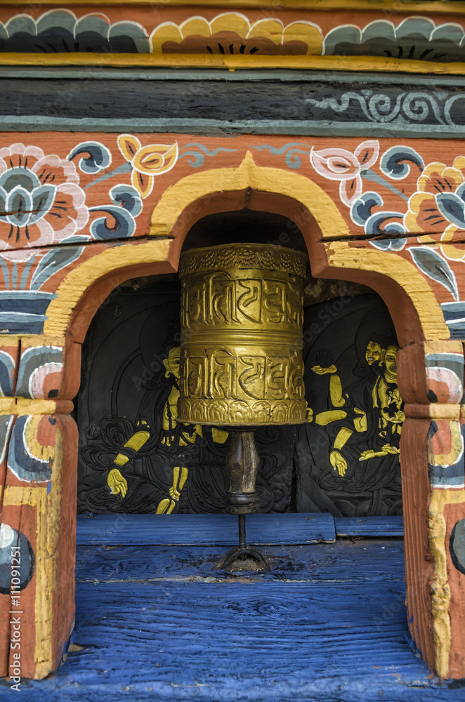 Foto de Bhutanese buddism praying wheels at Chimi Lhakang Monastery ...