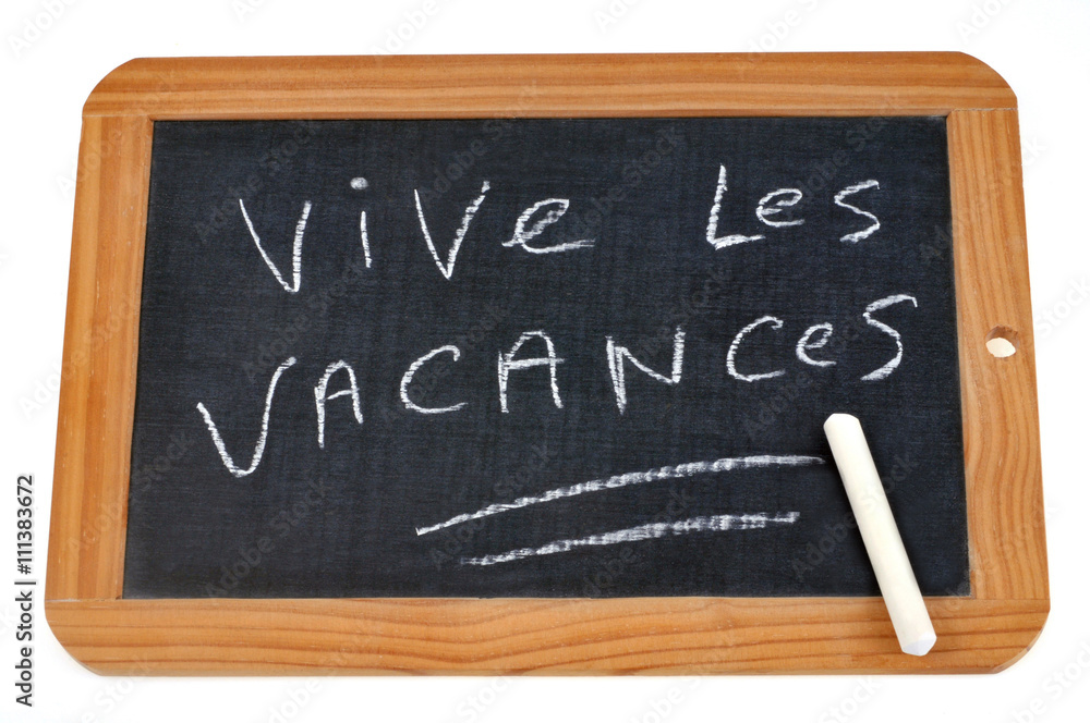 Vive les vacances écrit sur une ardoise Photos | Adobe Stock