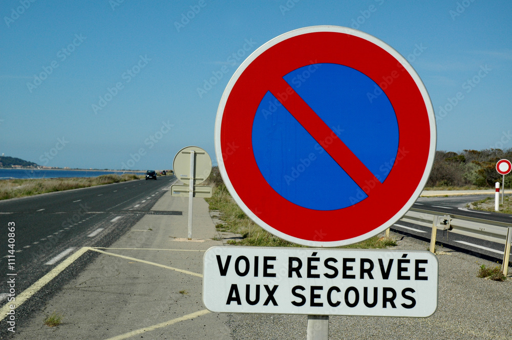 panneau interdiction de stationnement - voie réservée aux secours Stock ...