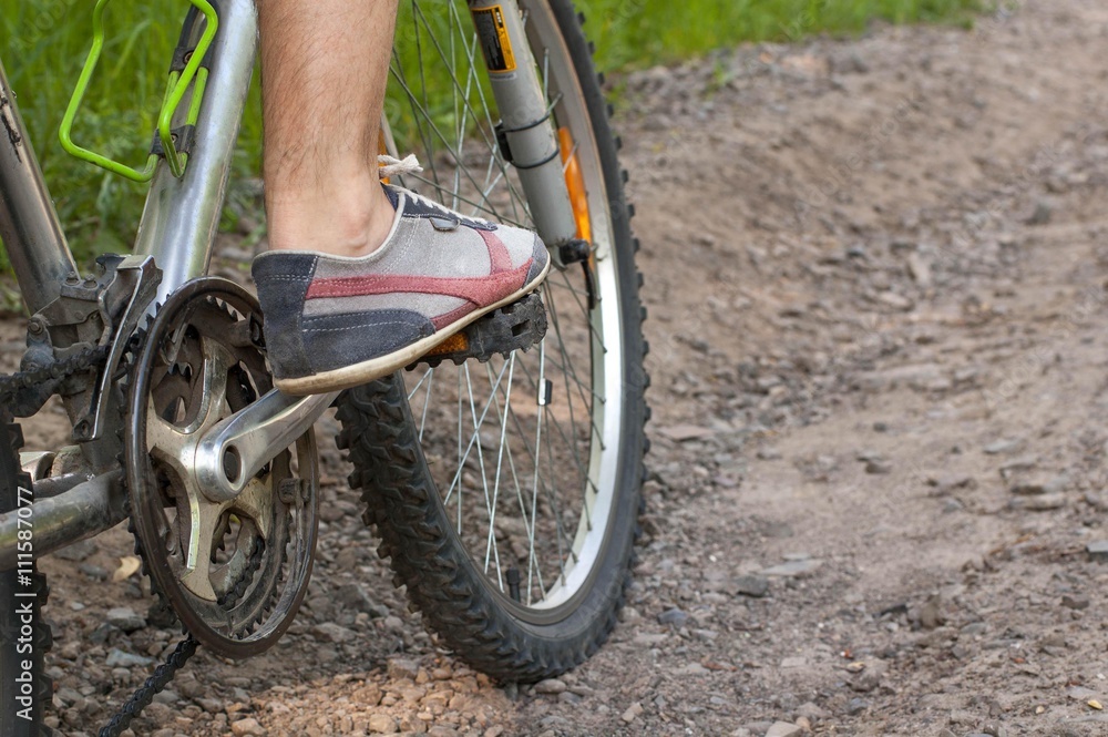Foot on pedal of bicycle ready for departure. foto de Stock | Adobe Stock