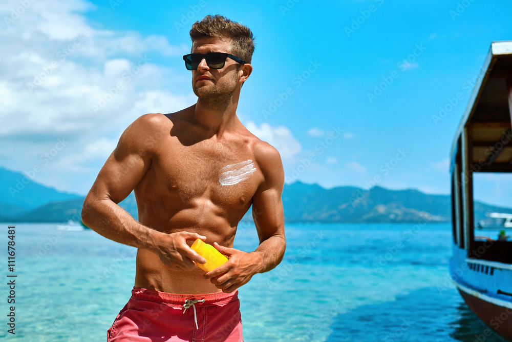 Foto de Summer Skin Care. Handsome Sexy Man In Fashionable Sunglasses ...