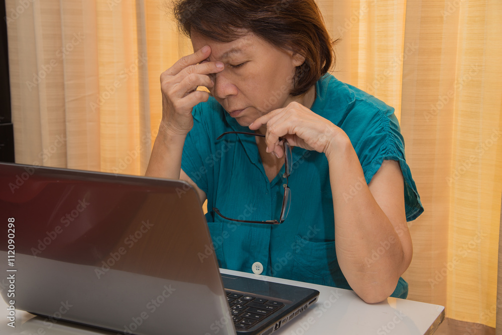Women look away from the screen. So symptoms of eyestrain Stock Photo ...