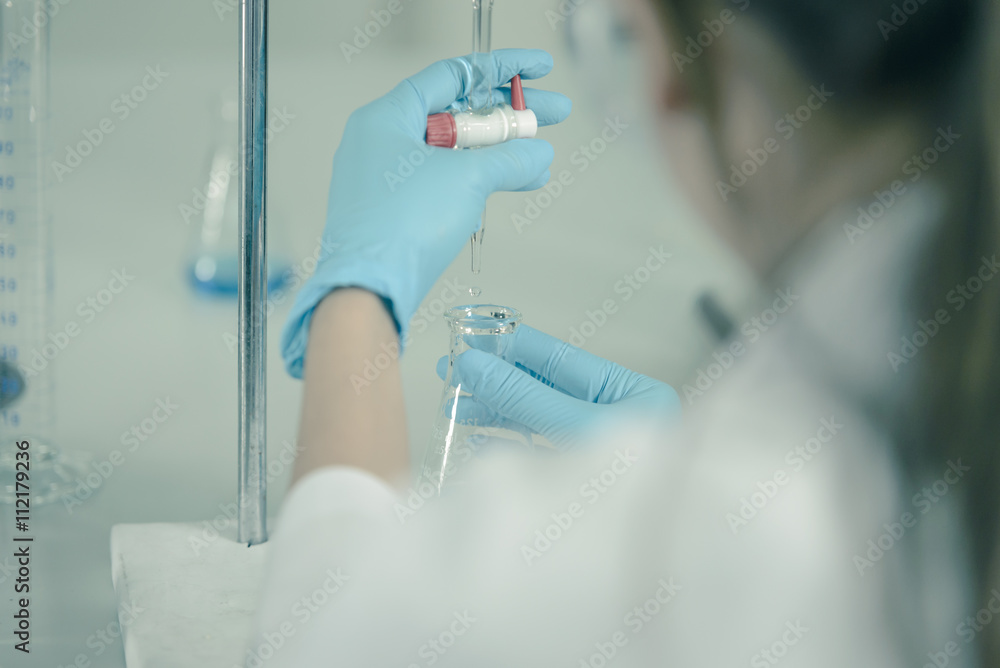 The woman who’s the scientist is demonstrate the titration tec Stock ...