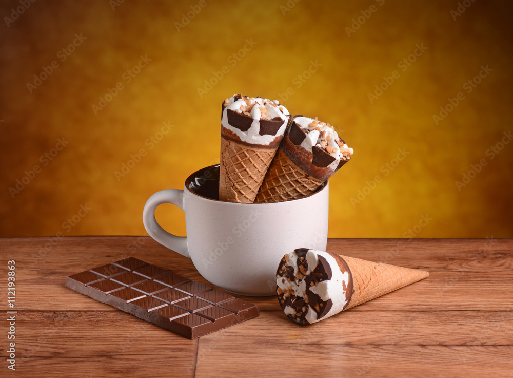 Foto Stock cono gelato cioccolato e panna nella tazza | Adobe Stock