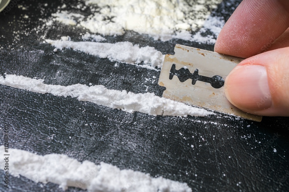 Foto de Man is making lines of cocaine white powder for snorting. do ...