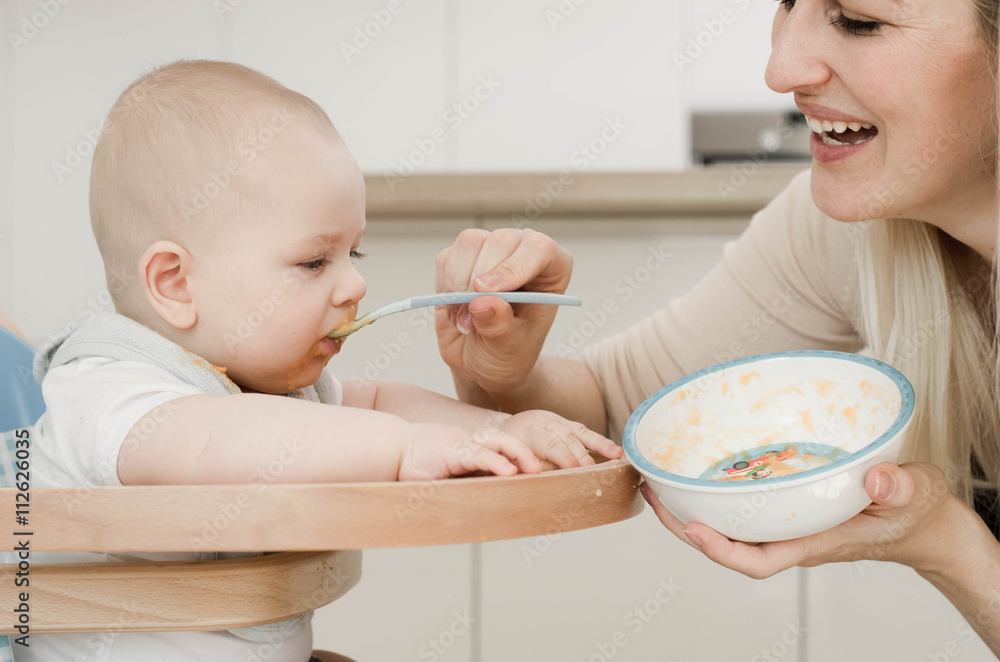 Mama füttert das Baby Stock-Foto | Adobe Stock