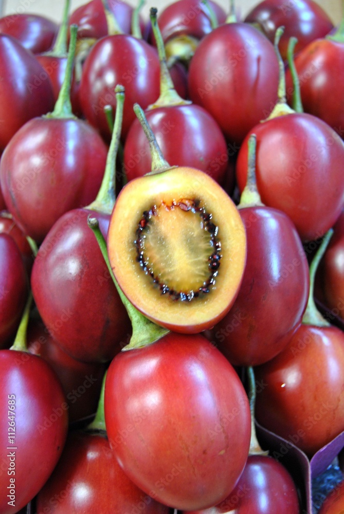 Tamarillo, Baumtomate (Solanum betaceum, Cyphomandra betacea) Stock-Foto | Adobe Stock