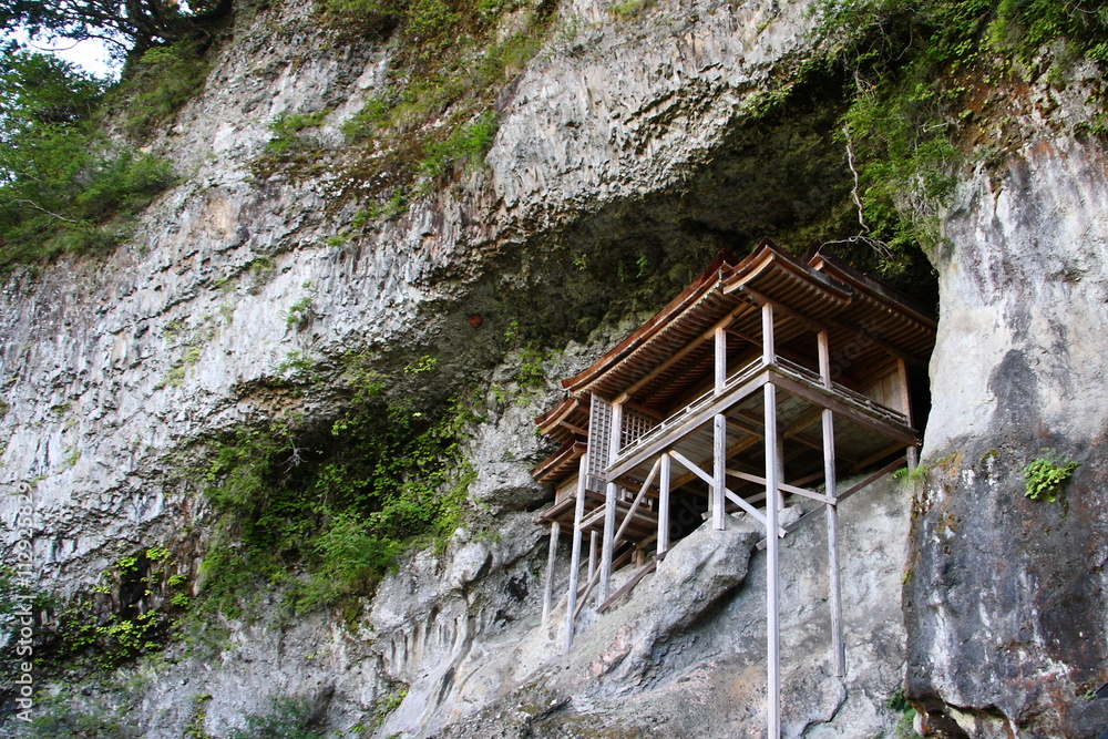 The most dangerous national tresure temple "NAGEIREDO" in Tottori ...