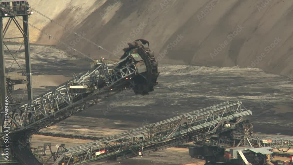 Vidéo Stock Open-cast mining. Defocus on giant bucket-wheel excavator ...