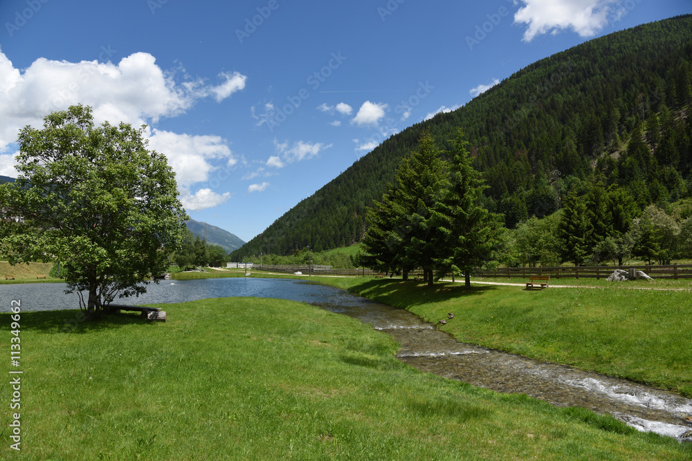 lago vacanza al lago camminare gita relax laghi verde montagna Stock ...