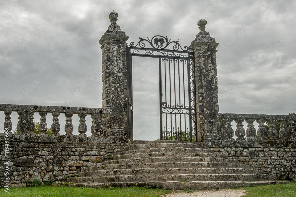 wrought-iron gates into the castle foto de Stock | Adobe Stock