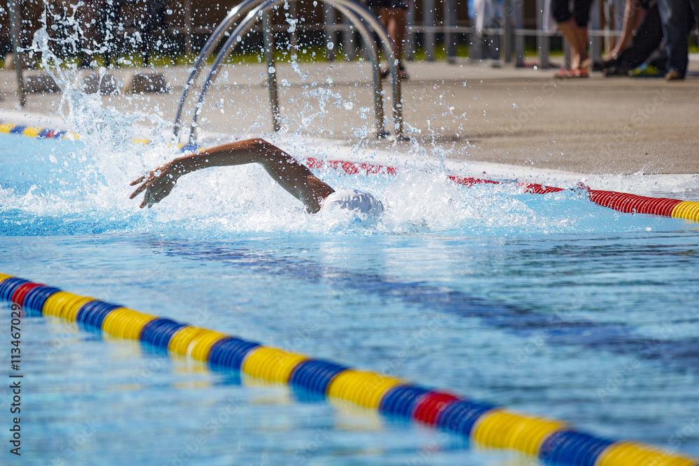 Nadador nadando crol en piscina de verano. Competición de natación ...