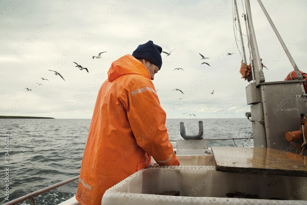 Fisherman working in boat foto de Stock | Adobe Stock