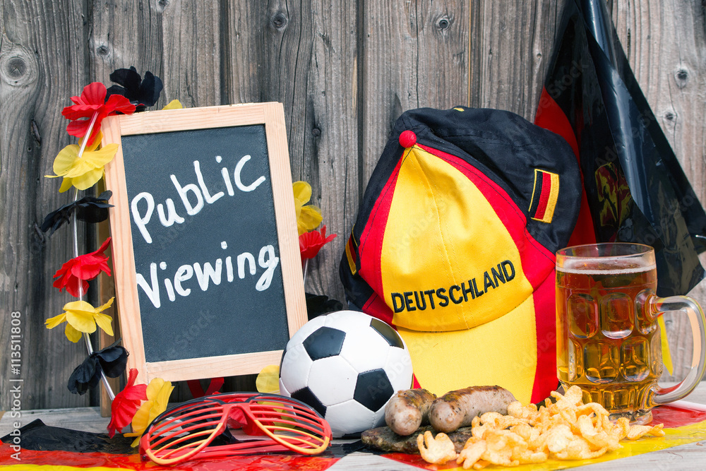 Fußball Europameisterschaft-Deutschland-Fanartikel mit Bier und ...