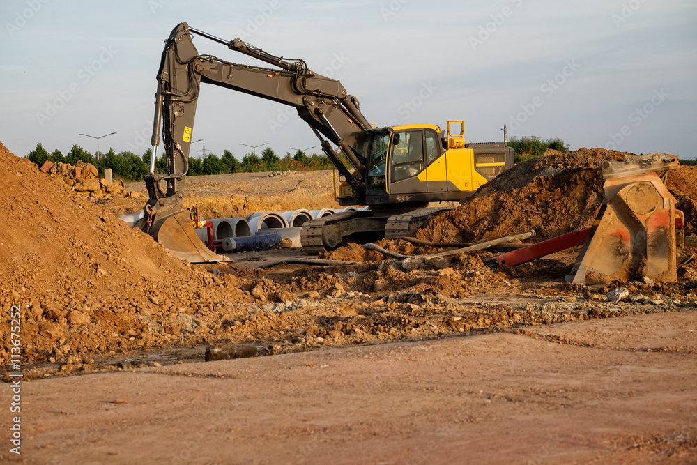 Schaufelbagger mit baustelle Stock Photo | Adobe Stock
