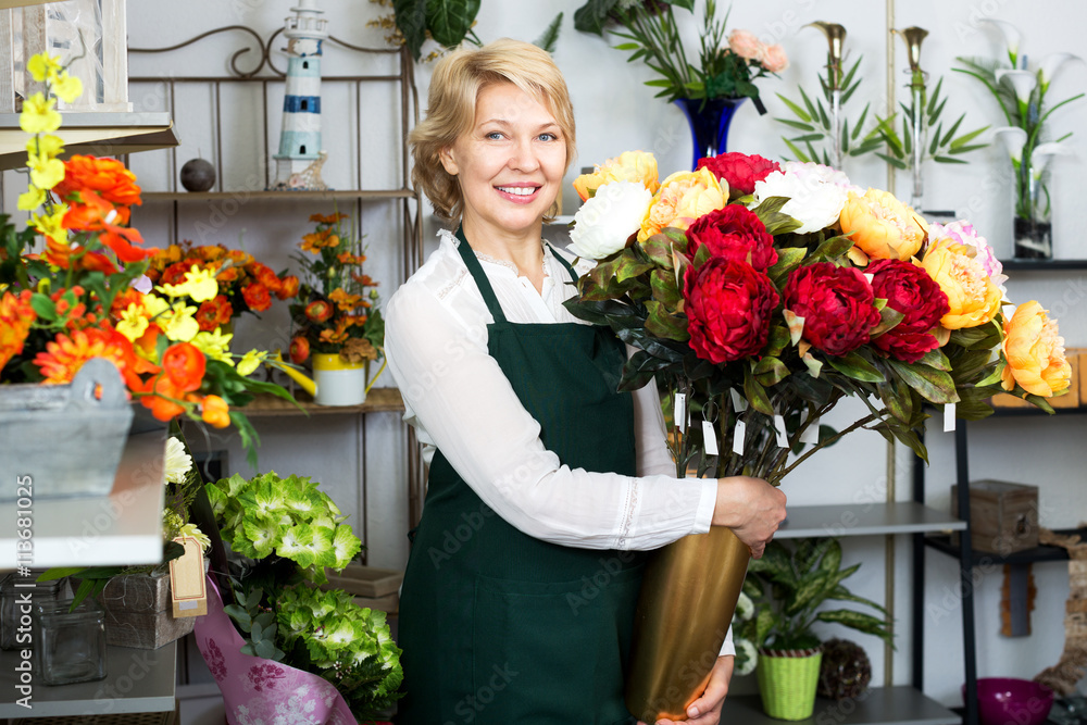 Fotografia do Stock: Florist with a bouquet of red roses | Adobe Stock