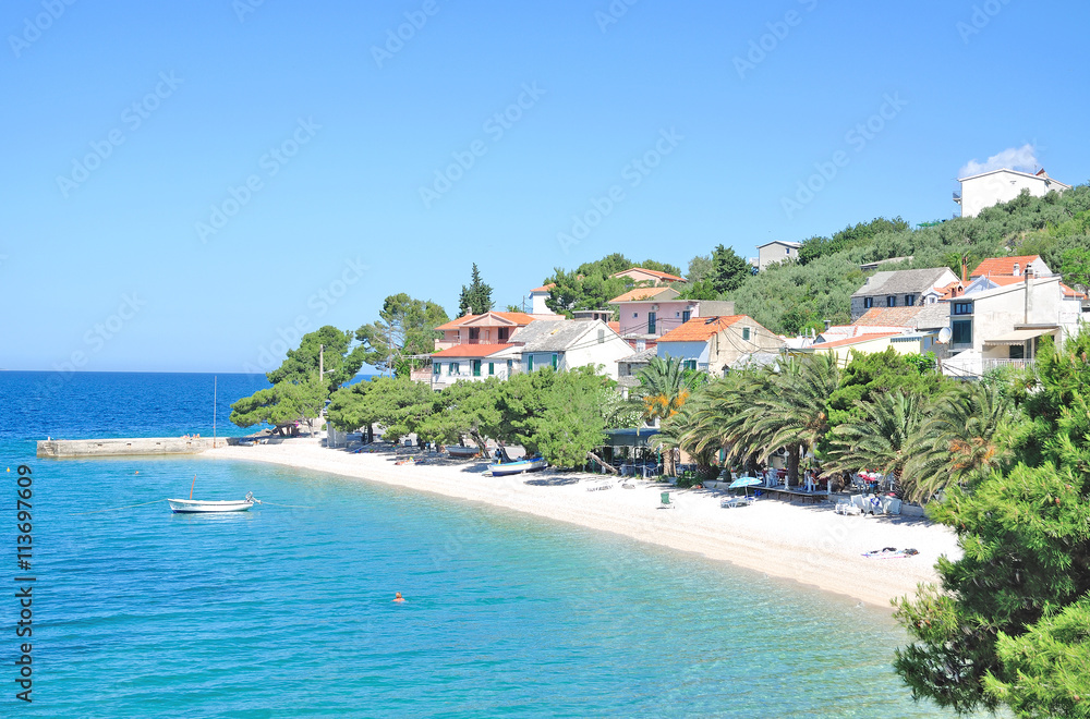 Blick auf den Strand und Urlaubsort Bratus an der Makarska Riviera in ...