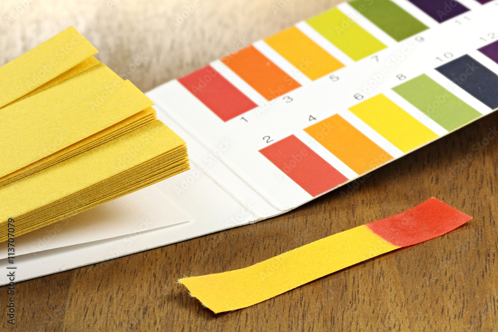 pH Wert Teststreifen mit roter Verfärbung Stock Photo | Adobe Stock