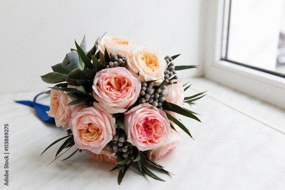 Foto de Pastel bridal bouquet of pink roses with blue ribbon on the ...