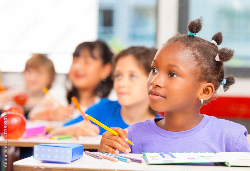 Foto Stock Happy children in a multi ethnic elementary classroom ...