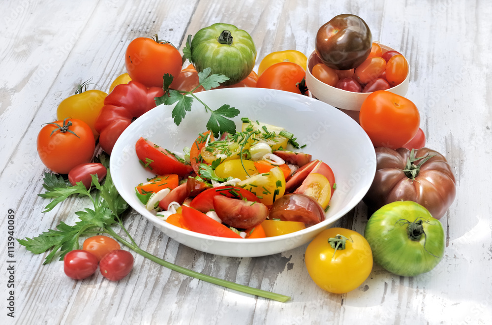 assiette de différentes variétés de tomates sur une table Stock Photo ...