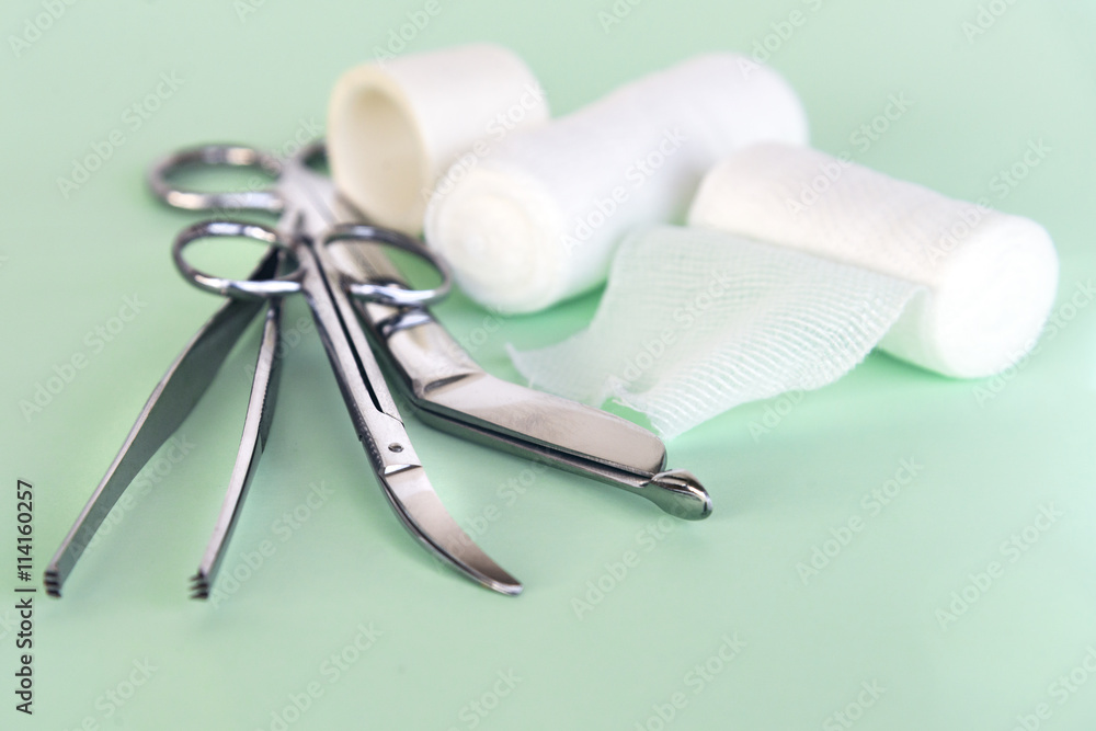 Verbandszeug auf `krankenhausgrünem´ Untergrund Stock-Foto | Adobe Stock