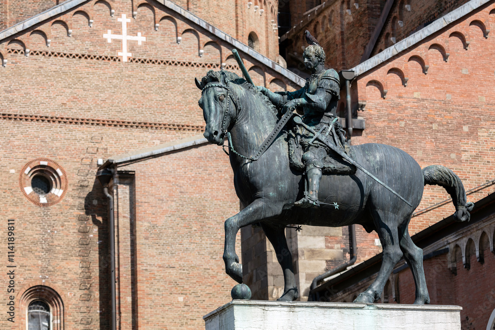Equestrian statue of the Venetian general Gattamelata (Erasmo da Narni ...