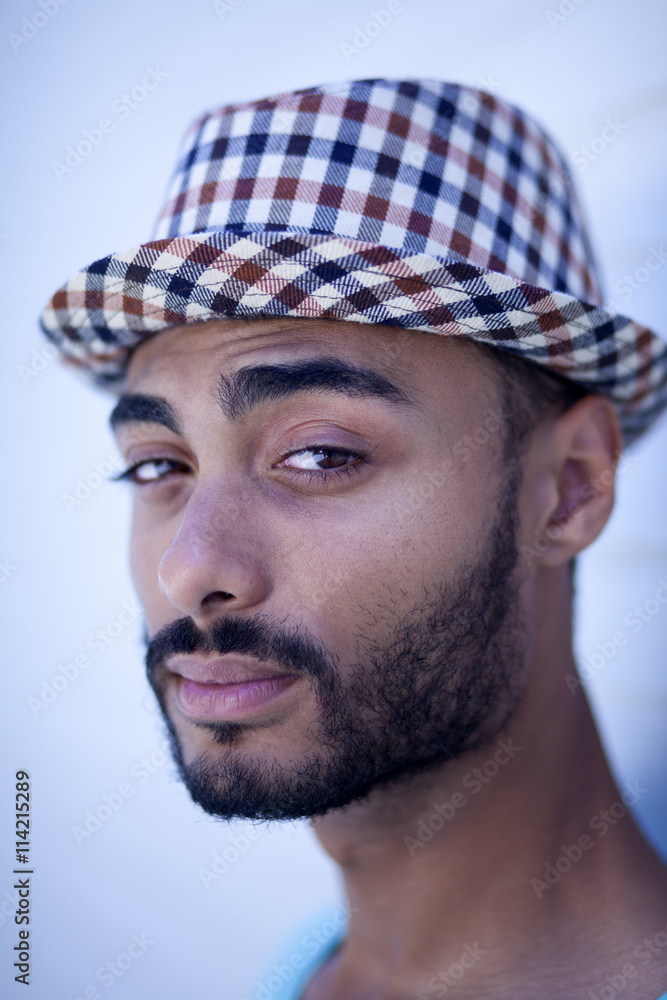 Fotografia do Stock: Joven mulato con mirada displicente | Adobe Stock