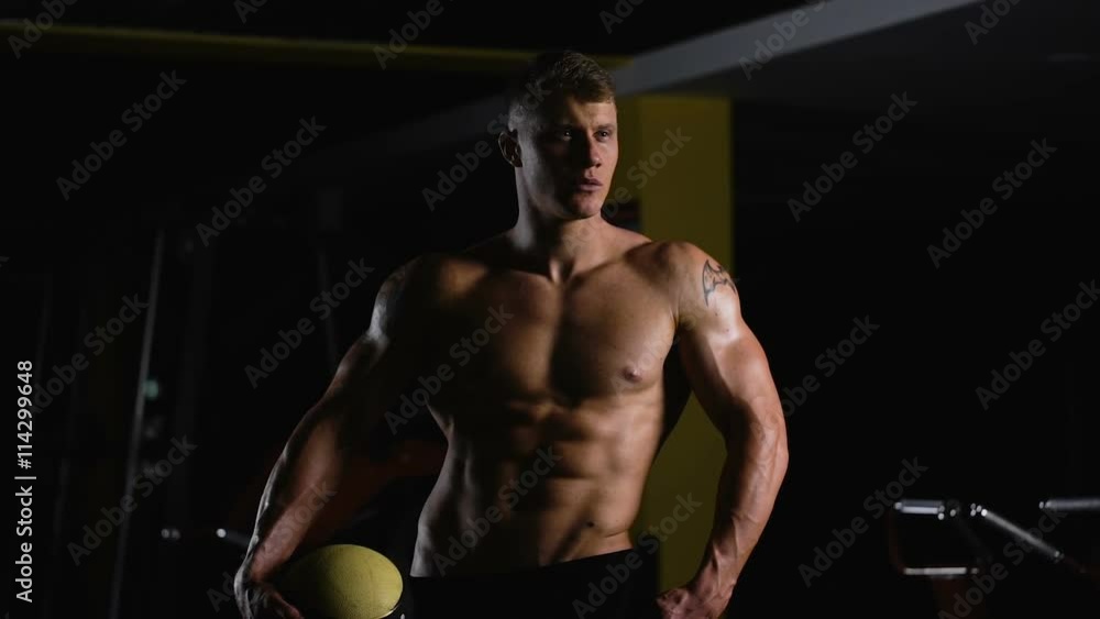 Bodybuilder on top form. Beautiful young athlete posing for a photo ...