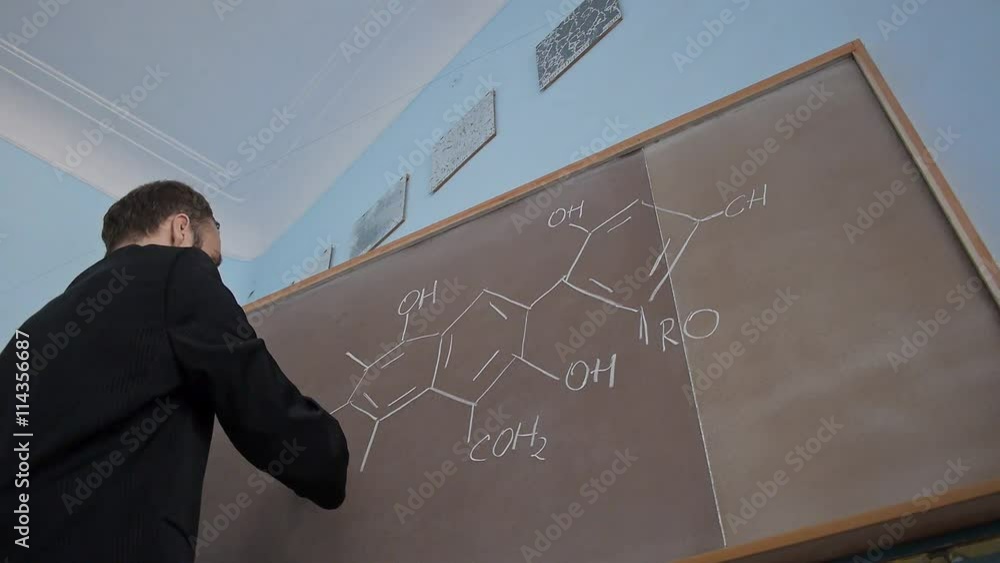 Vidéo Stock the teacher writes with chalk on a blackboard. the student ...