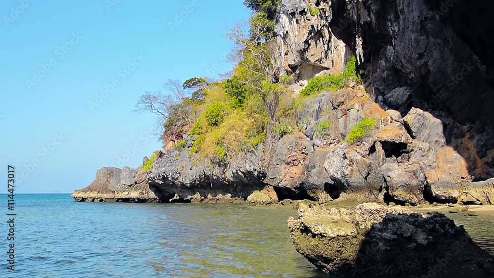 Video FullHD (1920x1080) - Crumbling face of a cliff, slowly succumbing ...