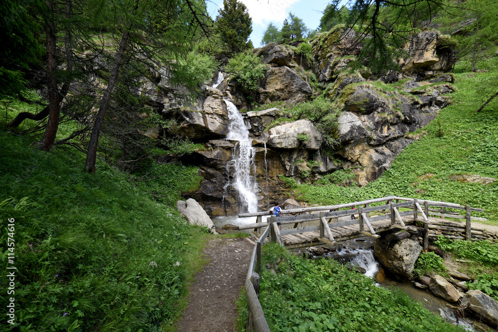 cascata di montagna fiume di montagna escursione escursionismo acqua ...