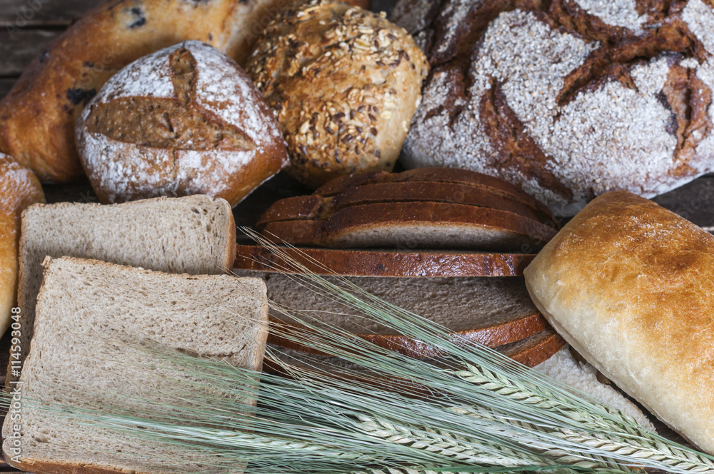 Verschiedene Brotsorten auf einem Holztisch / Verschiedene Brotsorten ...