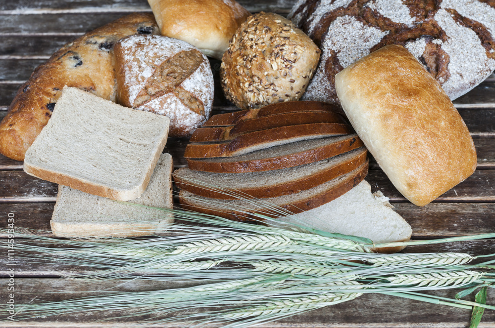Verschiedene Brotsorten auf einem Holztisch / Verschiedene Brotsorten ...