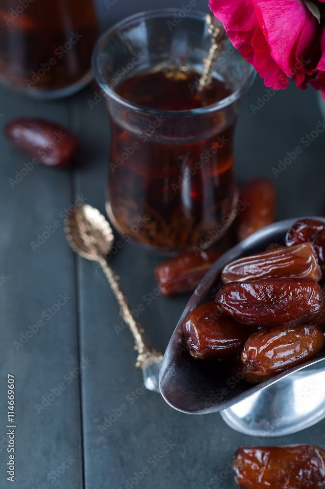 Traditional arabic tea and dry dates. foto de Stock | Adobe Stock