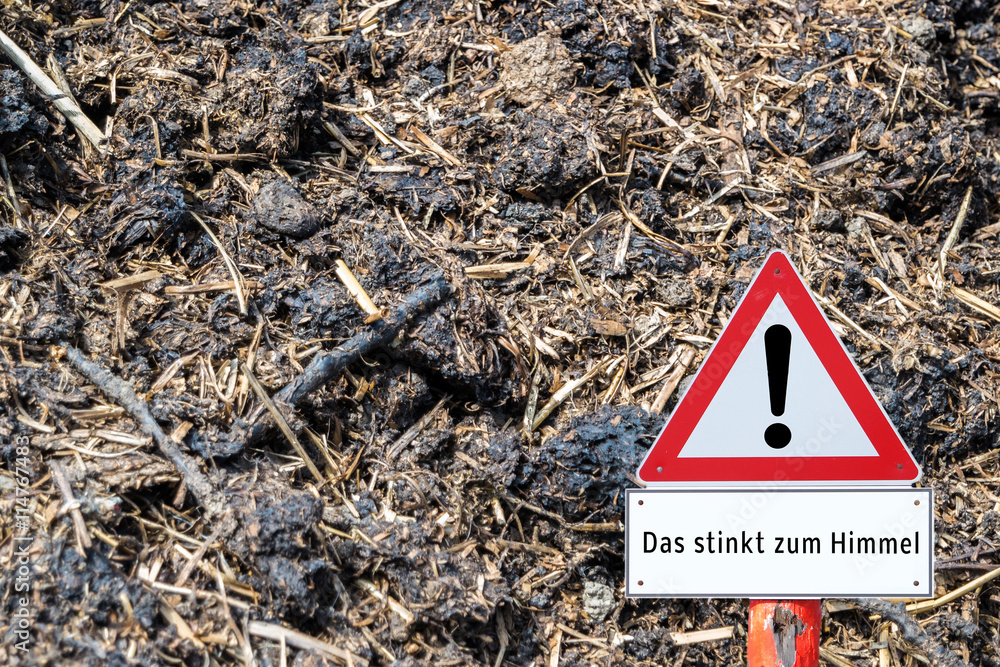 Achtung Schild Das stinkt zum Himmel Stock-Foto | Adobe Stock