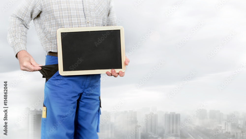 Mann hält eine Tafel in der Hand. Stock-Foto | Adobe Stock